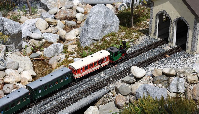 Model Trains 101: Tips to Set Up Your First Track Layout | Retromash